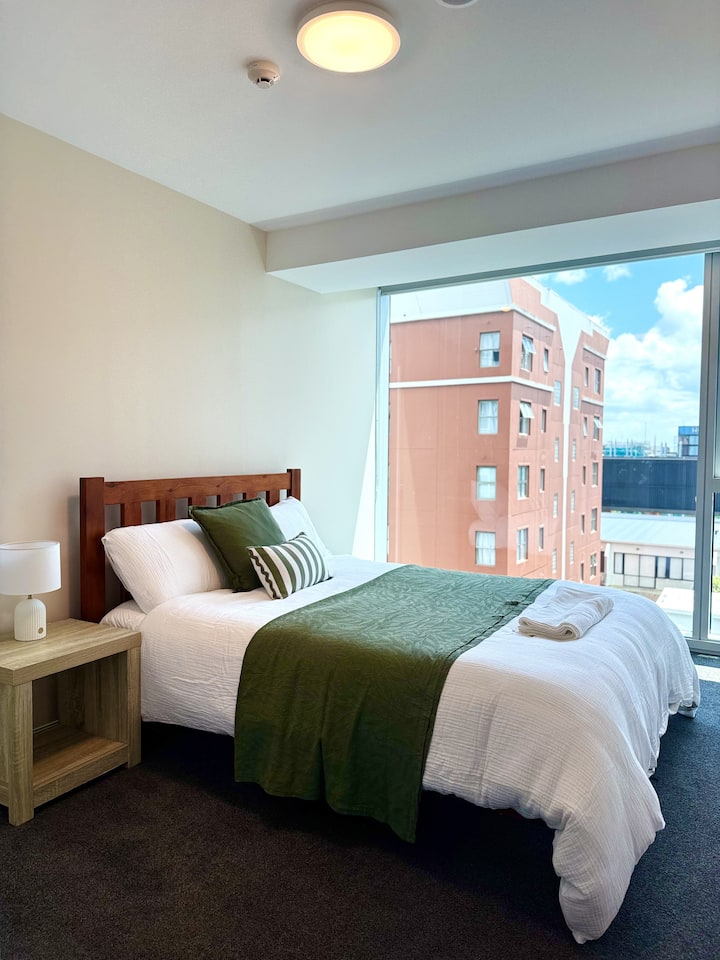 Central City | Sky Tower & Harbour Views | Pool - Auckland