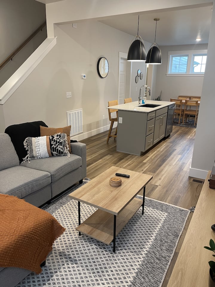 Bright Cottage Stay W/ Sunset Balcony - Billings, MT