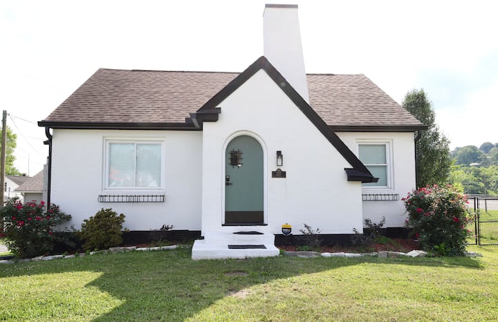 Cottage In Town With Fully Fenced Backyard - Clinton, TN