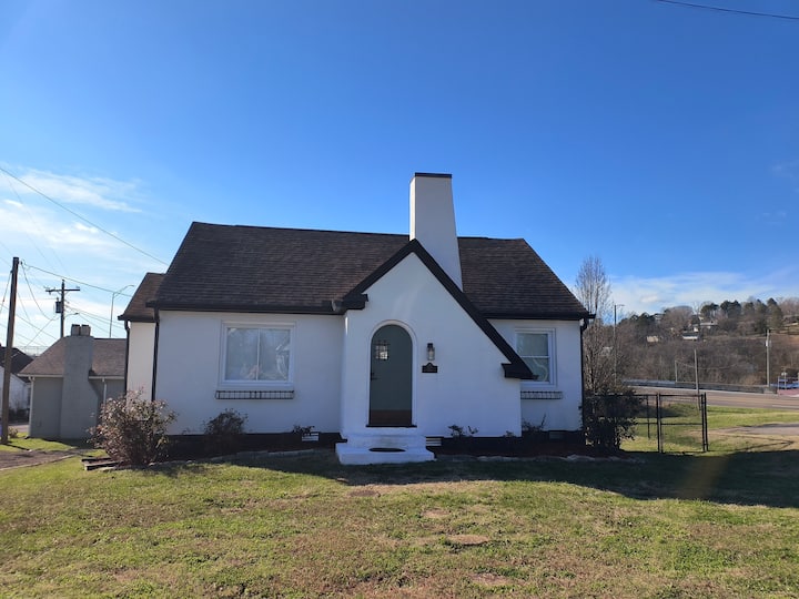 Cottage In Town - Clinton, TN