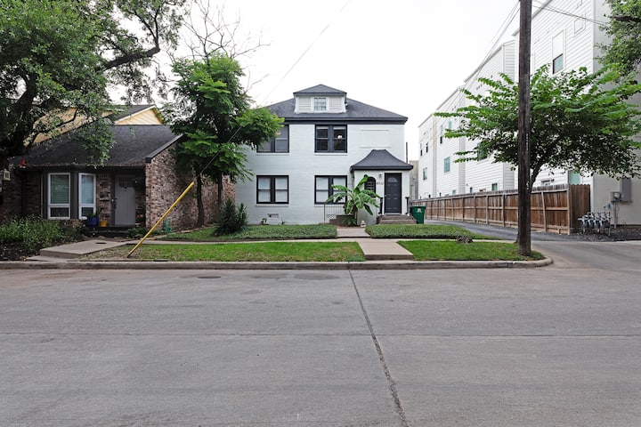 Your Montrose Estate | Sleeps 14/6br/2ba/2pa - Houston, TX