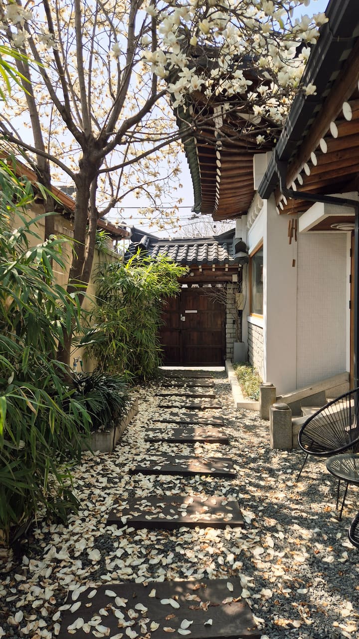 [독채:스테이품산] 황리단길 대가족 대릉원 첨성대 월정교 동궁과월지 도보 주차 - Gyeongju-si