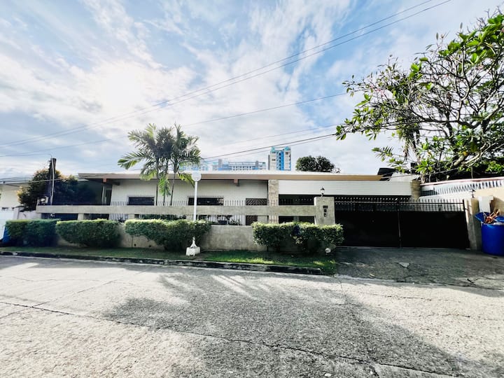 4br Huge House Up To 30px W/ 2 Car Park Cebu City - Cebu