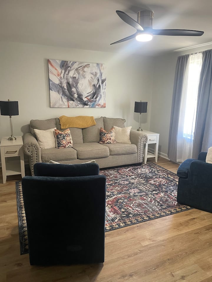 Cozy Retreat, Privateyard, Work Desk & 1 Gig Wi-fi - Ballantyne - Charlotte