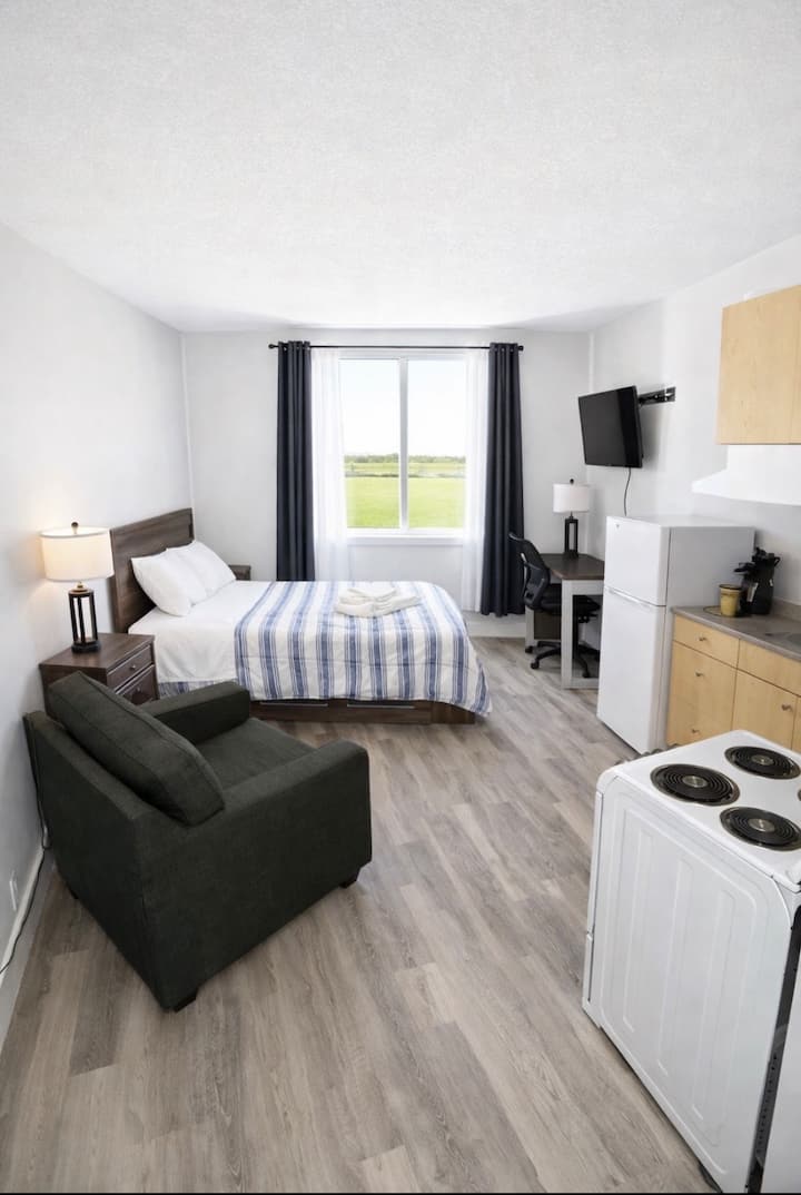 Quiet Bachelor Suite (1) - Thompson