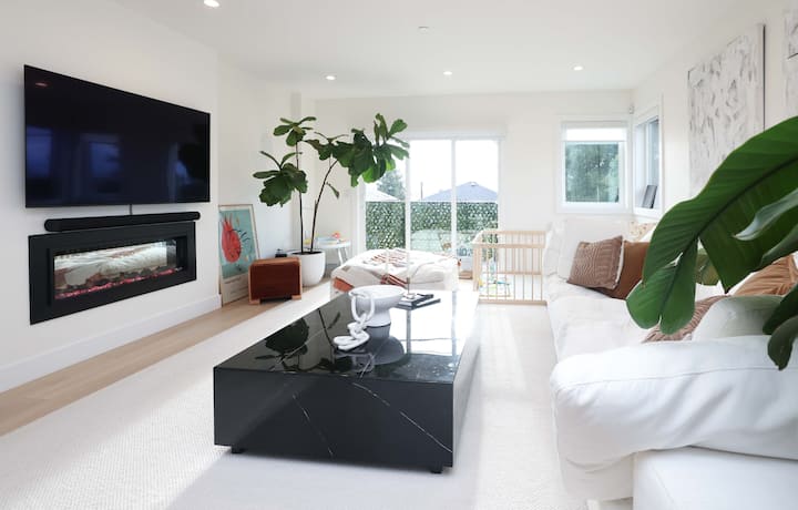 Luxury Townhouse | North Vancouver | Fifa 2026 - North Vancouver