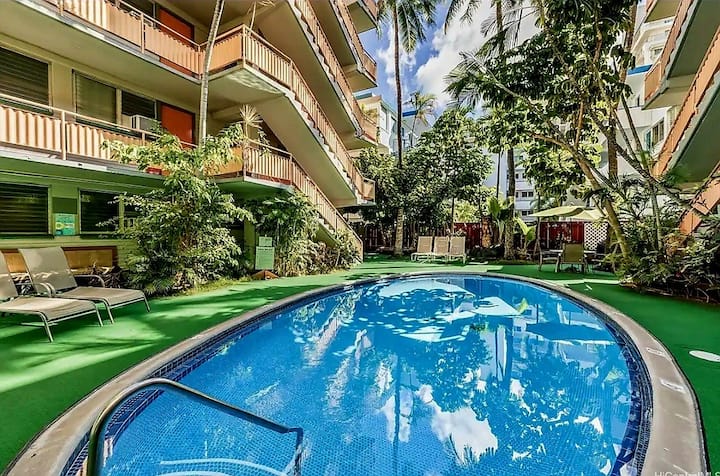 Surfpad Sleeps 8! W Kitchen/pool, 2 Blks To Beach! - Honolulu, HI