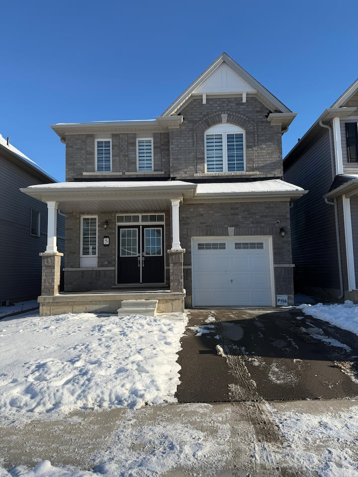 The White Oak Guesthouse - Brantford, ON