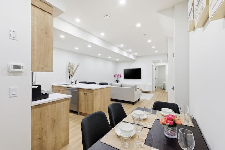 Bright 3br Family Home Downtown King Bed Parking - Calgary