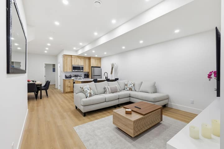 New Executive 3br Suite Near Downtown Family & Pet - Calgary