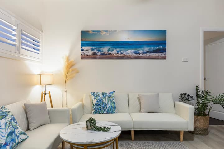 3 Bdrm Coastal Retreat | Steps To Blue Bay Beach - The Entrance