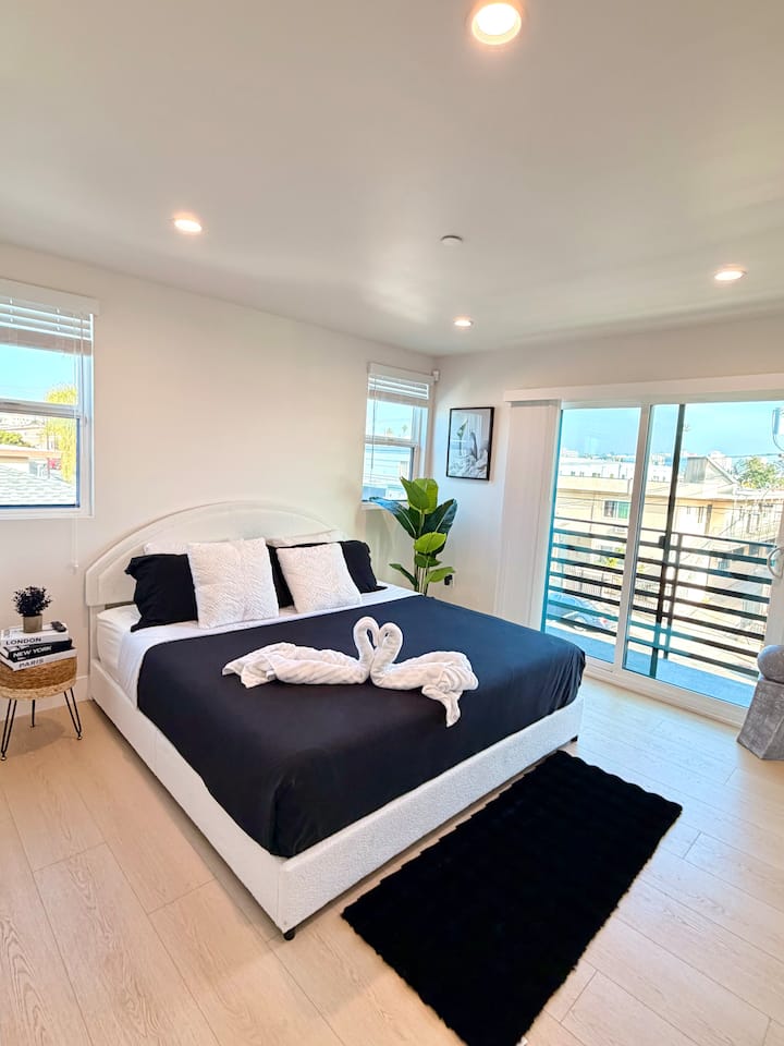 Hollywood Skyline View Suite •Balcony•private Bath - West Hollywood, CA