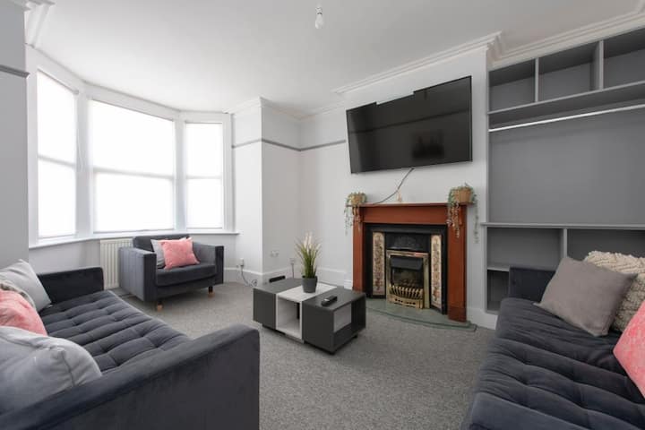 Spacious 6 Bed House In Medway 10 Beds Sleeps 15 - Maidstone