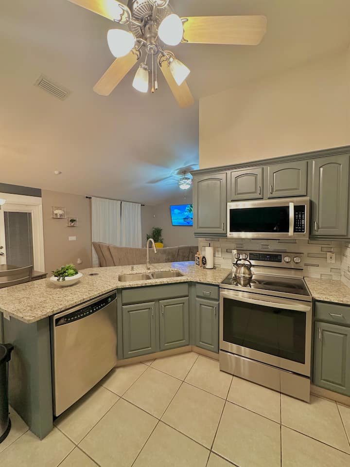 Modern Retreat | Large Backyard | Pet Friendly - DeLand