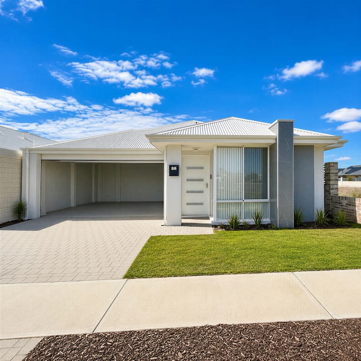 Newly Built 4-bed Home| Private Bckyrd & Workspace - Hilbert