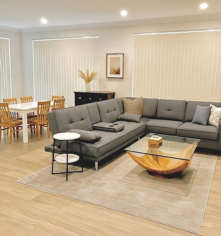 New 4 Bedroom Chic Home| Private Backyard & Cinema - Armadale