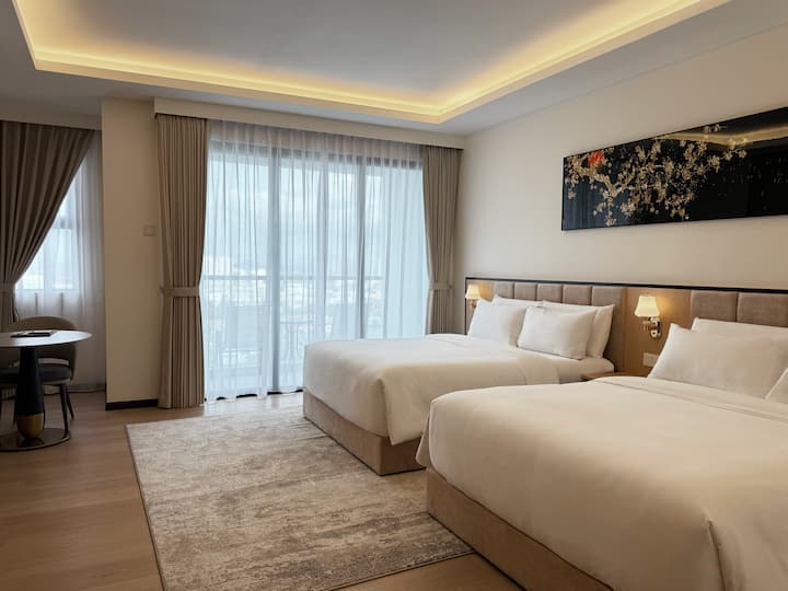 Superior Twin With Balcony - 2 Queen, City View - Malacca