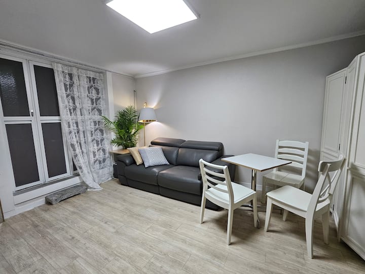 방 2개, 화장실 2개, 주방 완비, 주차 가능, 반려동물 동반 가능, 행궁동 5분 거리 - Suwon-si