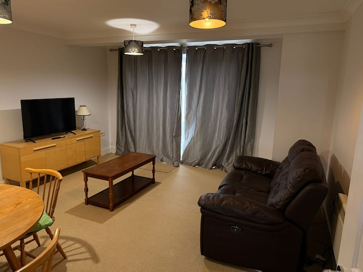 Old Town Central But Quiet + Secure Gated Parking - Swindon