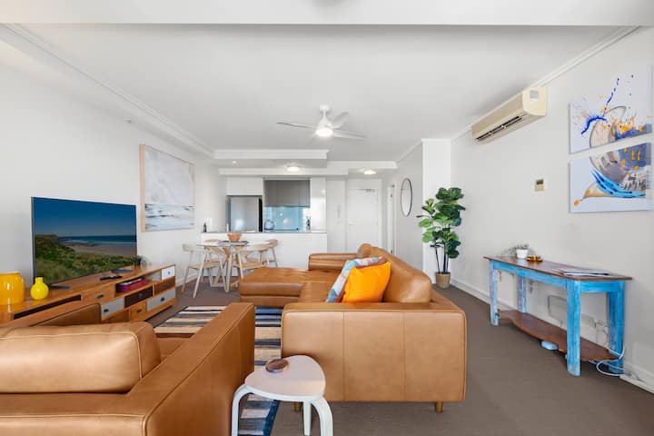 Immaculate Top Floor Views! 2bed/2bath/1car/pool - Brisbane