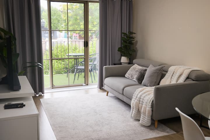Stylish 2br, Opposite Village Cafés & Dining - Mitcham