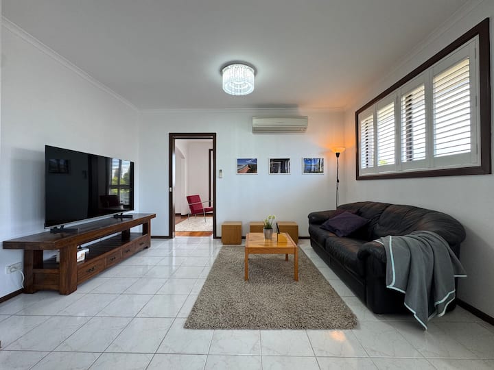 Spacious Modern Home With Essential Amenities - Notting Hill