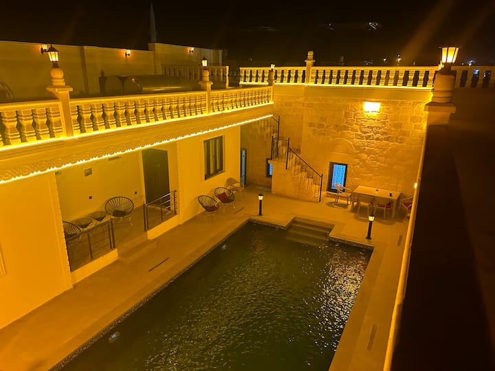 Taş Konakta Havuzbaşı Oda - Midyat