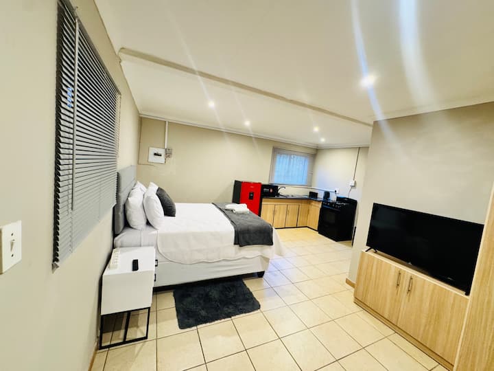 Clean Private Bachelor | Fast Wifi | Self Check-in - Bronkhorstspruit