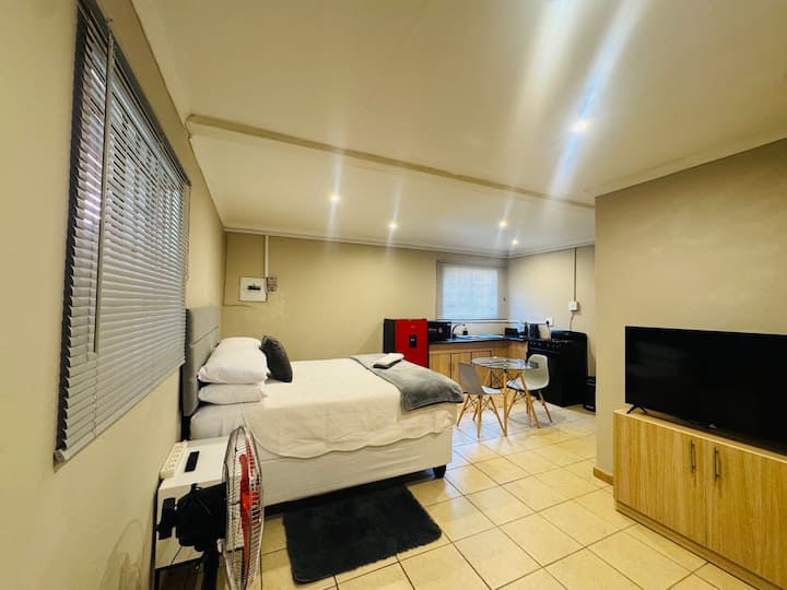 Clean Private Bachelor | Fast Wifi | Self Check-in - Bronkhorstspruit