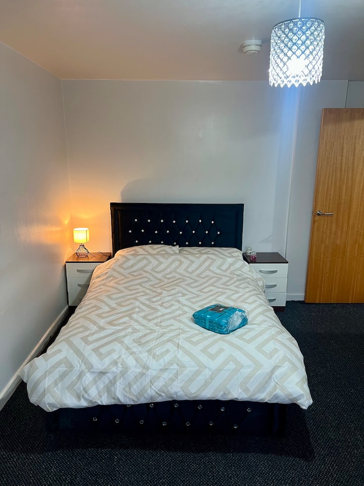 Modern 1-bed Retreat | Cozy, Bright & Central - Bradford