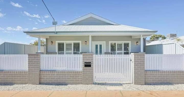 Orange Avenue Retreat – Modern 4br Home Sleeps 8 - Mildura