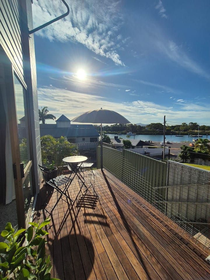 Stylish Marina Escape • Sunset Views + Deck - Gladstone Central