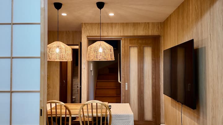 「嘉建」2-8人全新独栋3层 3房3厕所2淋浴1客厅1厨房1车位 天下茶屋站步行5分钟 现代日式风格 - Japan