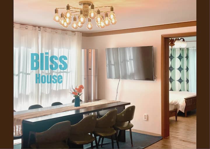 [오픈특가]홍대&연남동,망원시장,경의선숲길 도보권/무료주차/무료짐보관/10인숙소, 욕실2개 - Seoul