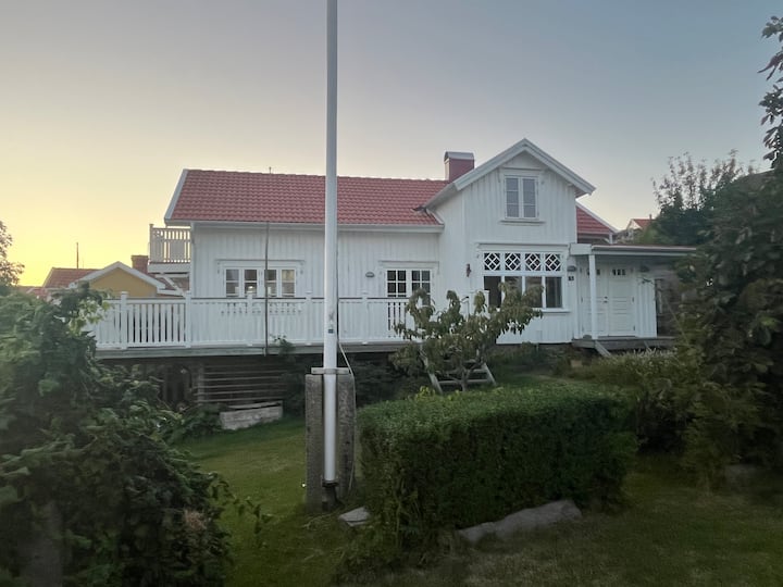 Charmerande Hus Fra 1909, Mitt I Hunnebostrand - Hunnebostrand