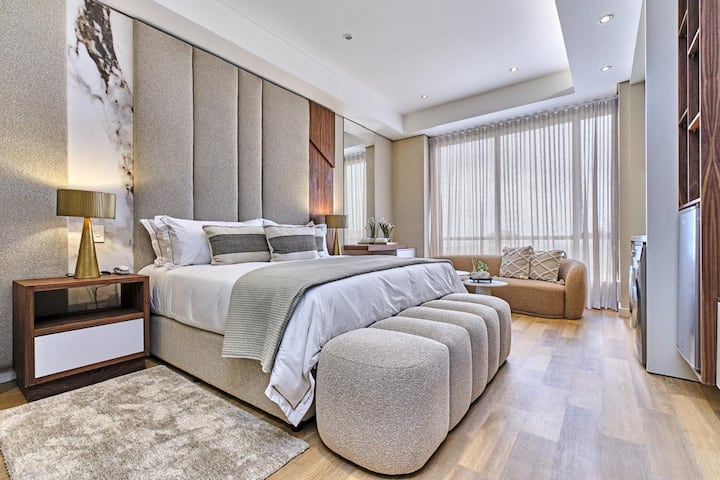 Executive Designer & Luxury Apartment Sandton Skye - Sandton