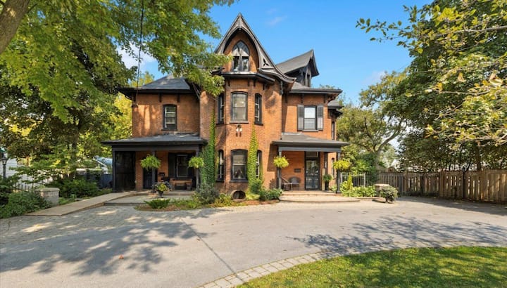 Manoir 1850 Bar, Spa De Nage, 4 Chambres, 7 Lits. - Belleville, Canada