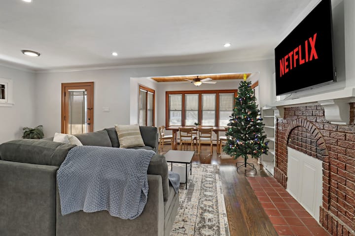 The Waukegan Retreat 4br/1ba -Minutes To Navy Base - Waukegan, IL