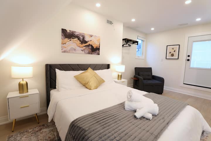 Near Transit & Dining | Fully Equipped City Stay - Toronto