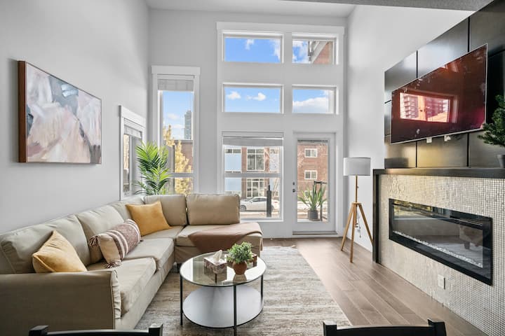 3br | Garage | Dt Views | Central | Lux Townhome - Calgary