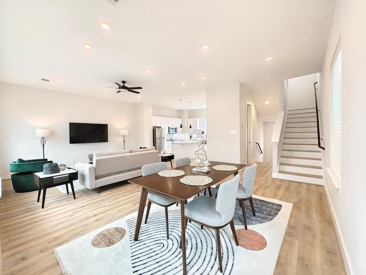 Stylish Home Minutes From Daikin Park - Houston, TX