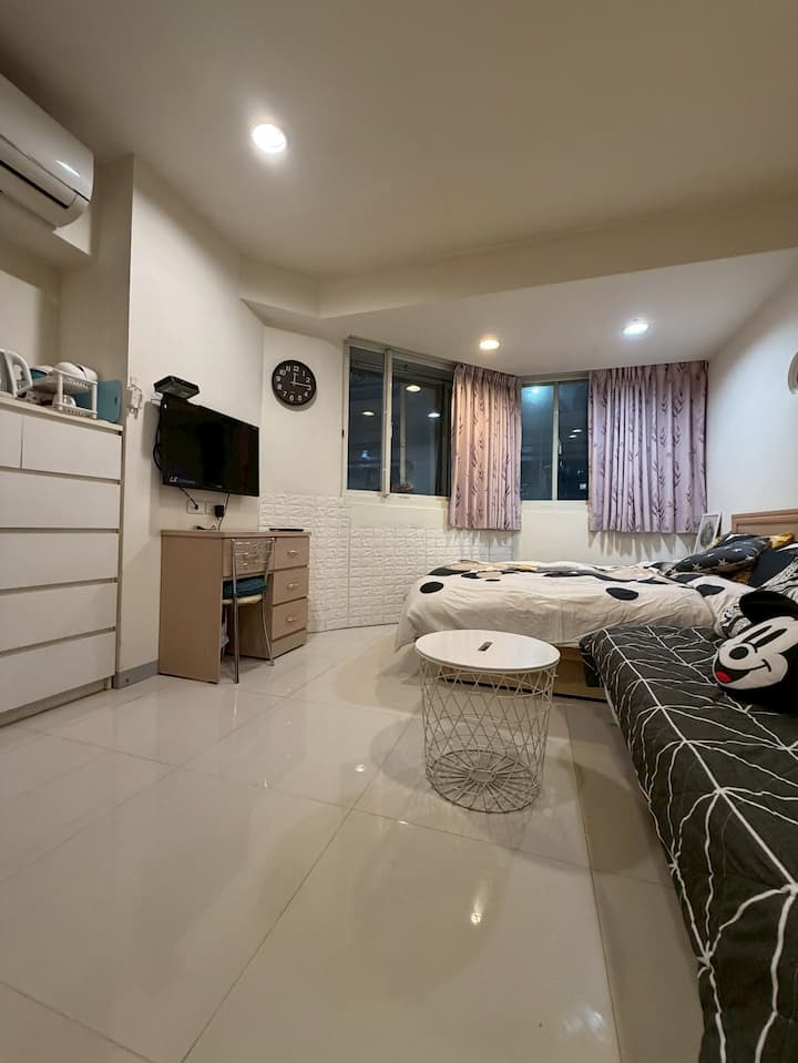 4 東區｜松山區｜國父紀念館5分｜大巨蛋｜藍線｜松菸文創園區｜饒河夜市 - Keelung City