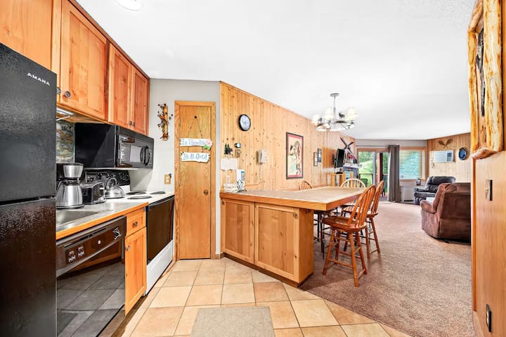 North Shore Vista Views Ski In Ski Out Hot Tub - Lutsen, MN