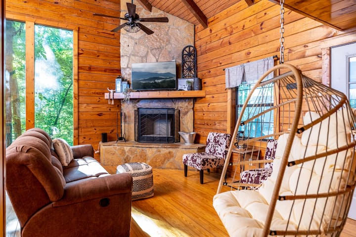Romantic - Hot Tub - Cozy - Pet Friendly - Gatlinburg, TN