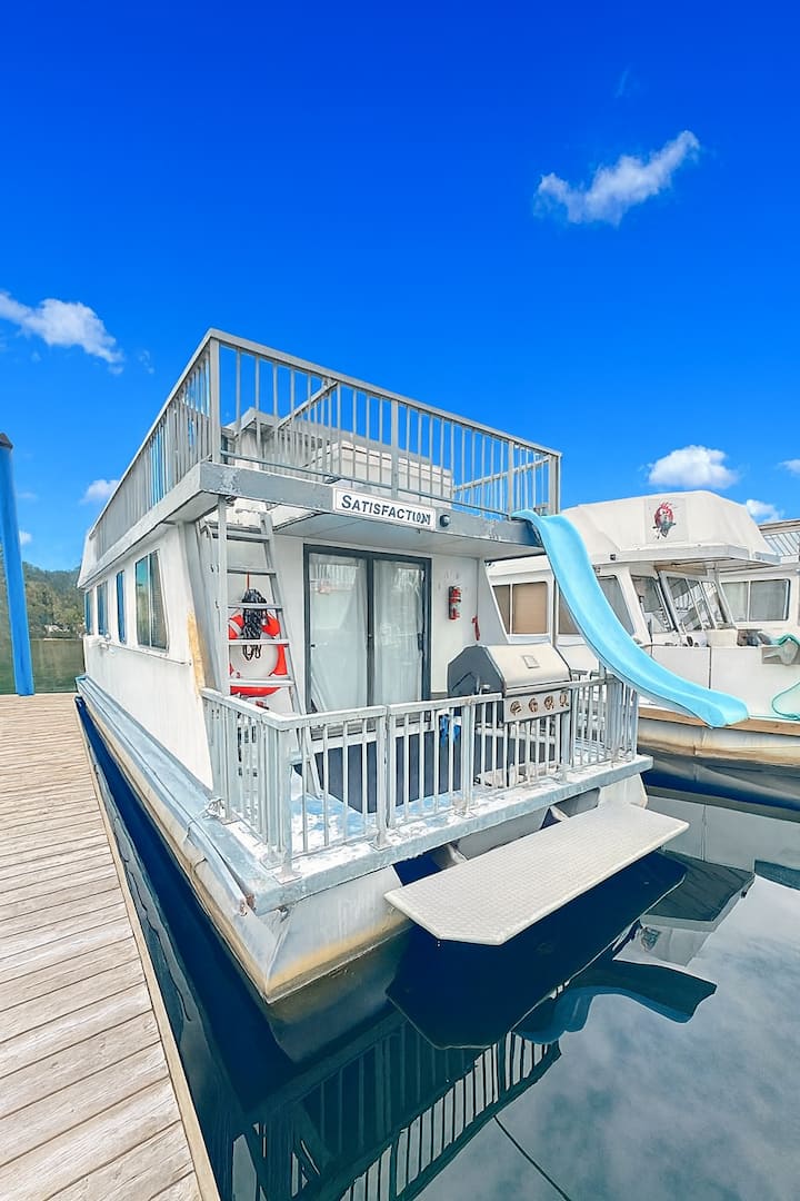 Satisfaction - Houseboat - Lake Cowichan
