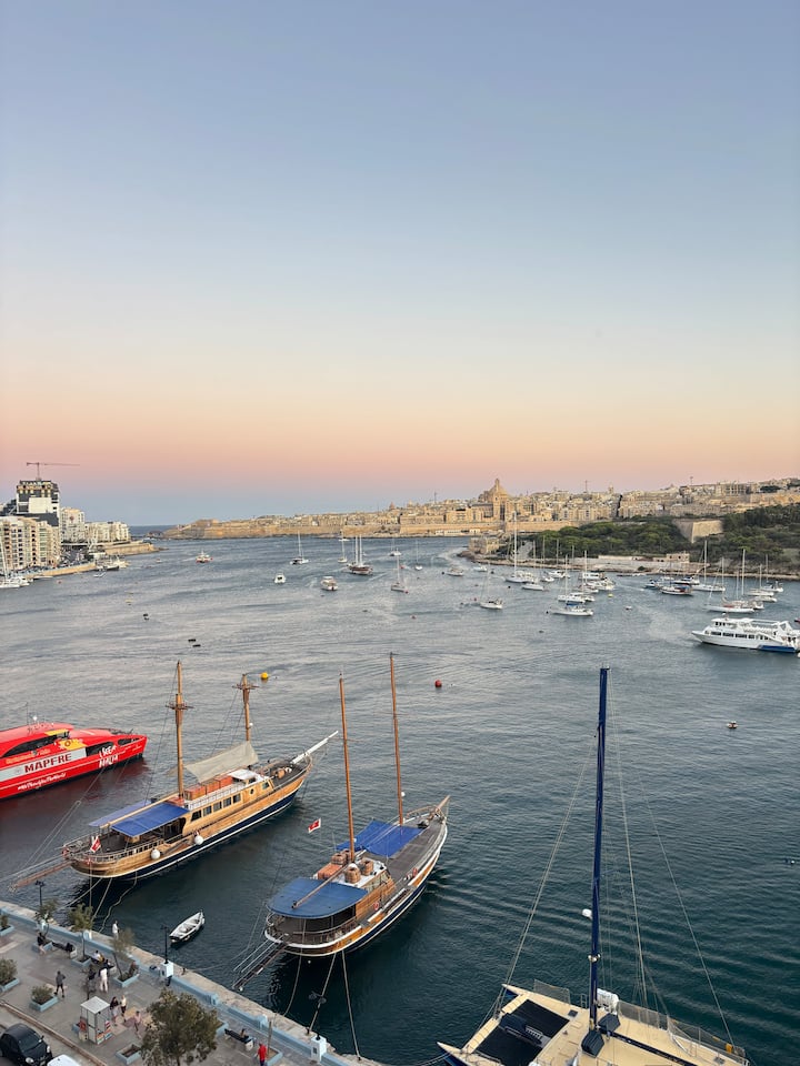 Sliema Luxury Seafront Apartment With Jacuzzi View - Valletta