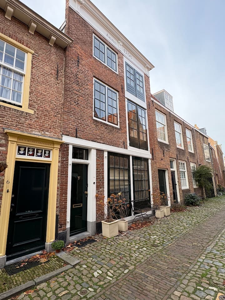 Slapen In Het Mooiste Straatje Van De Stad - Middelburg