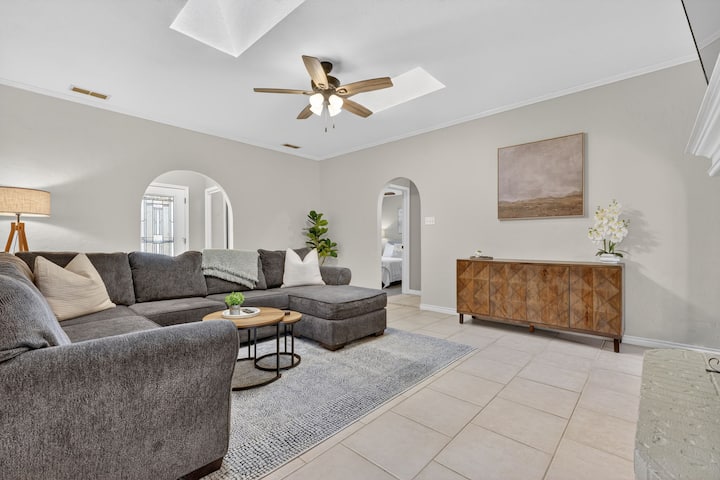 4 Bedroom Pool Home In The Heart Of Granbury - Granbury, TX