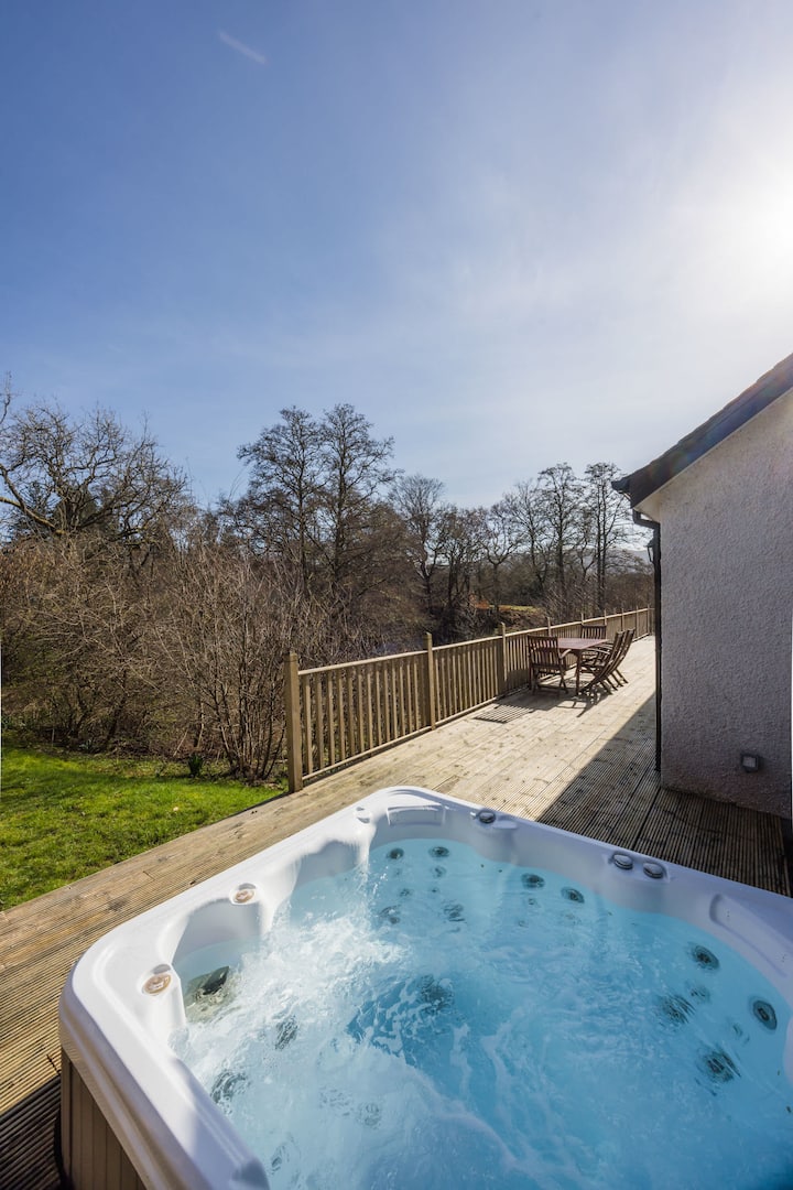 Ghillie's Cottage On The River Lochay - Killin
