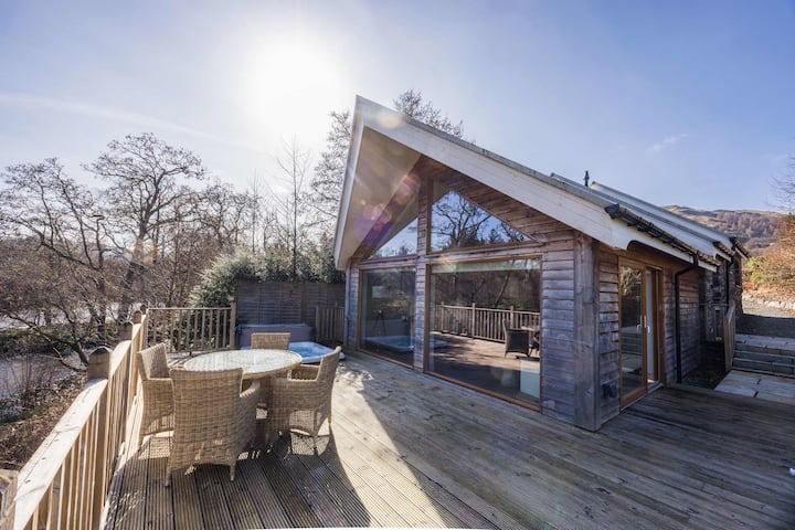 Riverbank- Glass-fronted Riverside Stay -Hot Tub - Loch Tay
